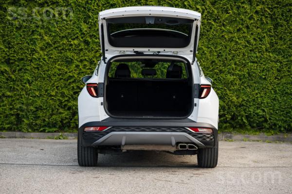 White Hyundai Tucson 2022 in Riga, with an engine capacity of 1.60 L and mileage of 78 thousand km for 21500 €, photo 7 on AUTOMOTO.COM.LV