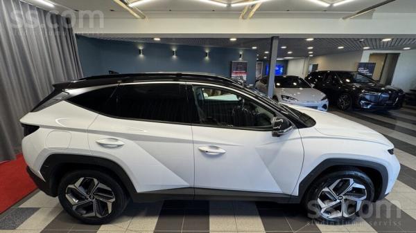 White Hyundai Tucson 2022 in Riga, with an engine capacity of 1.60 L and mileage of 46 thousand km for 26990 €, photo 4 on AUTOMOTO.COM.LV