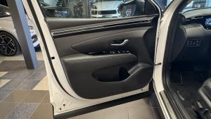 White Hyundai Tucson 2022 in Riga, with an engine capacity of 1.60 L and mileage of 46 thousand km for 26990 €, photo 19 on AUTOMOTO.COM.LV