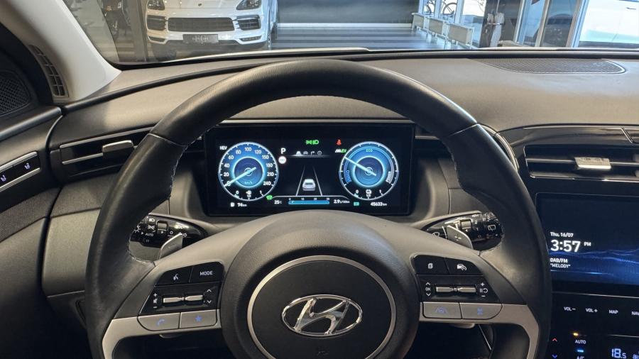 White Hyundai Tucson 2022 in Riga, with an engine capacity of 1.60 L and mileage of 46 thousand km for 26990 €, photo 26 on AUTOMOTO.COM.LV