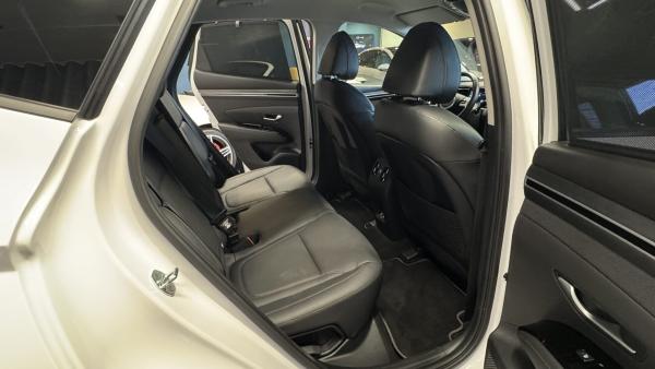 White Hyundai Tucson 2022 in Marupe, with an engine capacity of 1.60 L and mileage of 46 thousand km for 26990 €, photo 6 on AUTOMOTO.COM.LV
