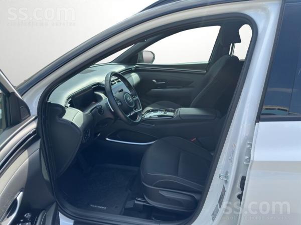 White Hyundai Tucson 2023 in Riga, with an engine capacity of 1.60 L and mileage of 72 thousand km for 27490 €, photo 9 on AUTOMOTO.COM.LV