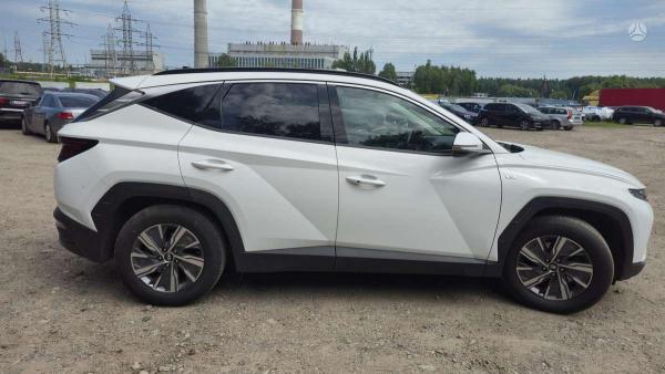 White Hyundai Tucson 2023 in Kaunas, with an engine capacity of 1.60 L and mileage of 128 thousand km for 17787 €, photo 7 on AUTOMOTO.COM.LV