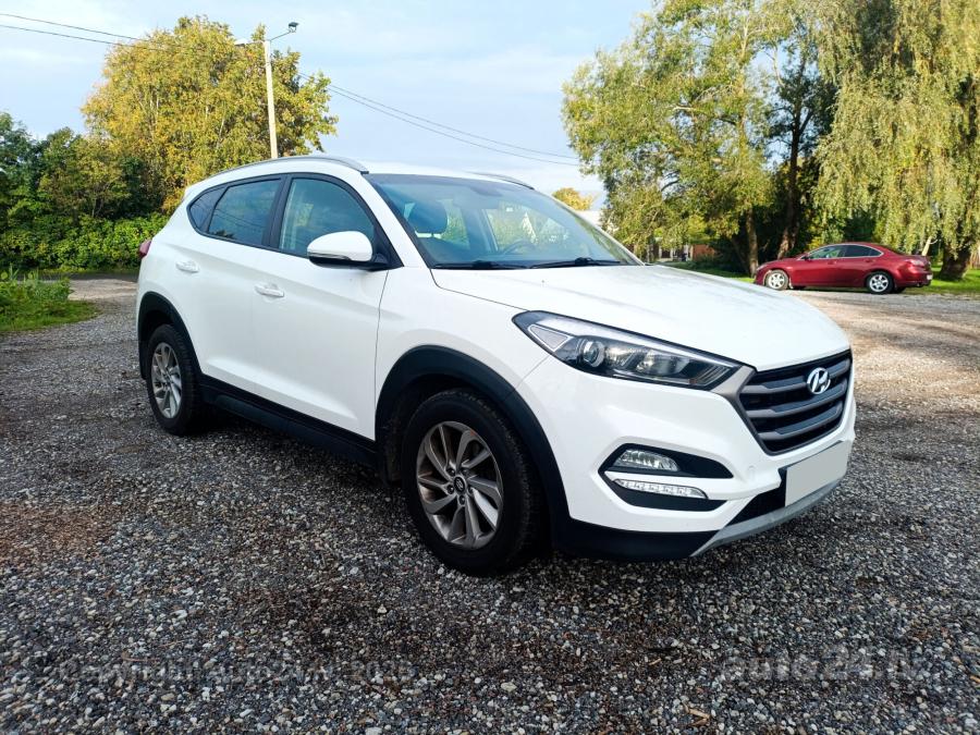 White Hyundai Tucson 2017 in Tallinn, with an engine capacity of 1.70 L and mileage of 196 thousand km for 11499 €, photo 3 on AUTOMOTO.COM.LV