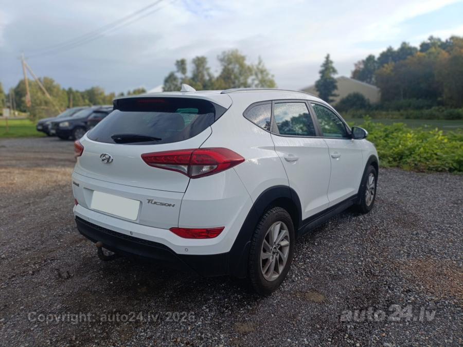 White Hyundai Tucson 2017 in Tallinn, with an engine capacity of 1.70 L and mileage of 196 thousand km for 11499 €, photo 4 on AUTOMOTO.COM.LV