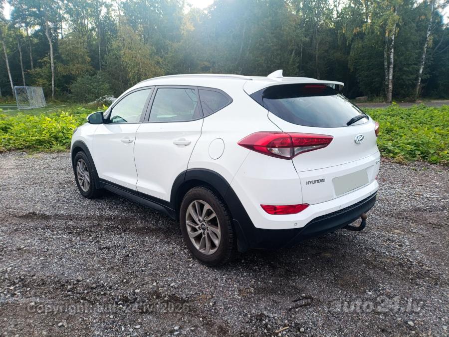White Hyundai Tucson 2017 in Tallinn, with an engine capacity of 1.70 L and mileage of 196 thousand km for 11499 €, photo 5 on AUTOMOTO.COM.LV