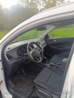 White Hyundai Tucson 2017 in Tallinn, with an engine capacity of 1.70 L and mileage of 196 thousand km for 11499 €, photo 6 on AUTOMOTO.COM.LV