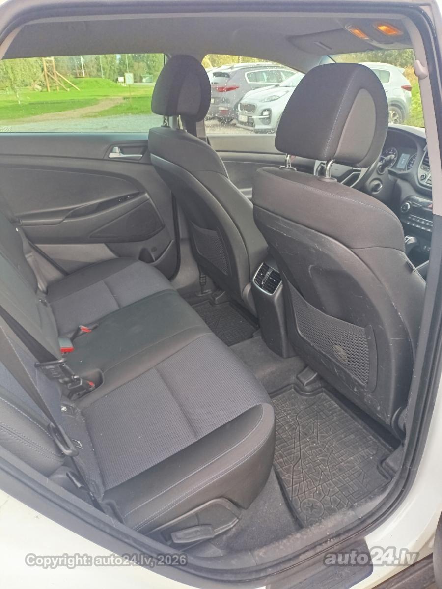 White Hyundai Tucson 2017 in Tallinn, with an engine capacity of 1.70 L and mileage of 196 thousand km for 11499 €, photo 8 on AUTOMOTO.COM.LV