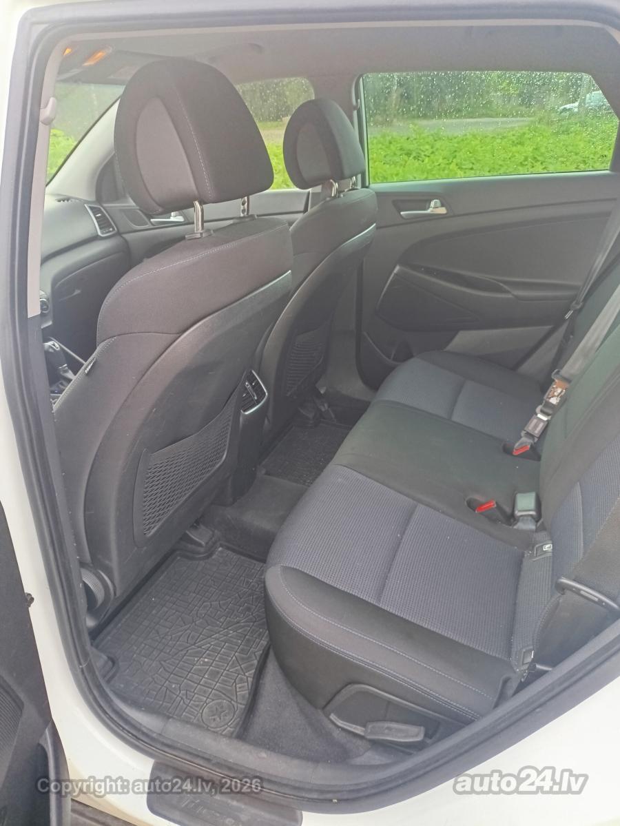 White Hyundai Tucson 2017 in Tallinn, with an engine capacity of 1.70 L and mileage of 196 thousand km for 11499 €, photo 9 on AUTOMOTO.COM.LV