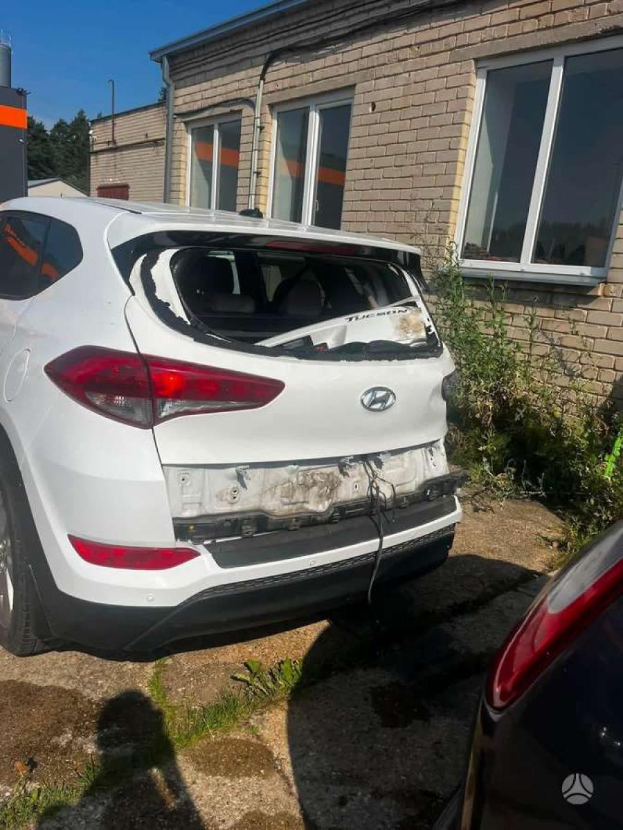 White Hyundai Tucson 2017 in Kaunas, with an engine capacity of 0.00 L and mileage of 142 thousand km for 4500 €, photo 6 on AUTOMOTO.COM.LV