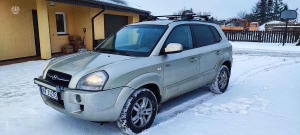 Yellow Hyundai Tucson 2008 in Marijampole, with an engine capacity of 1.99 L and mileage of 220 thousand km for 2750 €, photo 2 on AUTOMOTO.COM.LV