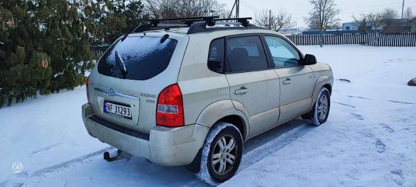 Yellow Hyundai Tucson 2008 in Marijampole, with an engine capacity of 1.99 L and mileage of 220 thousand km for 2750 €, photo 3 on AUTOMOTO.COM.LV