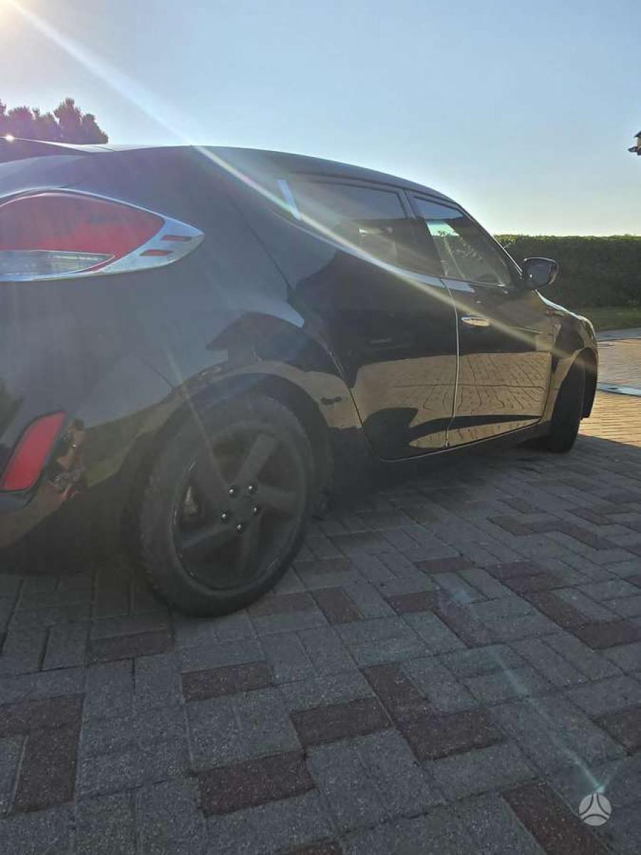 Black Hyundai Veloster 2012 in Klaipeda, with an engine capacity of 1.59 L and mileage of 126 thousand km for 4000 €, photo 4 on AUTOMOTO.COM.LV