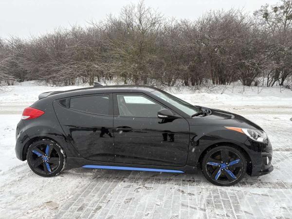Black Hyundai Veloster 2013 in Kaunas, with an engine capacity of 1.59 L and mileage of 133 thousand km for 4900 €, photo 4 on AUTOMOTO.COM.LV