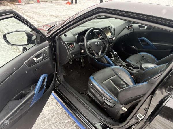 Black Hyundai Veloster 2013 in Kaunas, with an engine capacity of 1.59 L and mileage of 133 thousand km for 4900 €, photo 7 on AUTOMOTO.COM.LV