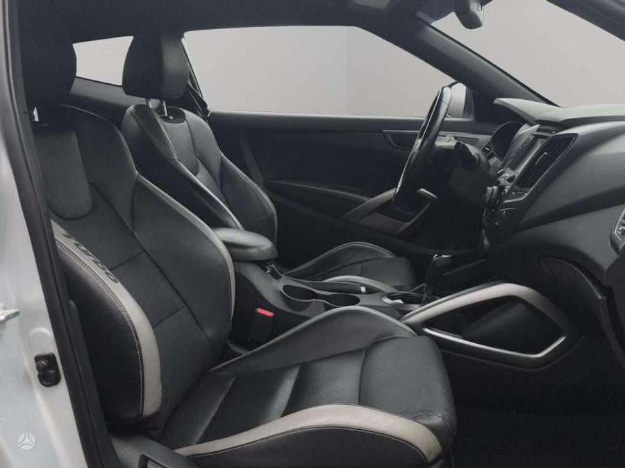 Grey Hyundai Veloster 2016 in Vilnius, with an engine capacity of 1.60 L and mileage of 101 thousand km for 6999 €, photo 9 on AUTOMOTO.COM.LV
