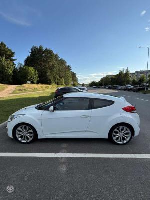 White Hyundai Veloster 2012 in Vilnius, with an engine capacity of 1.60 L and mileage of 210 thousand km for 5200 €, photo 3 on AUTOMOTO.COM.LV