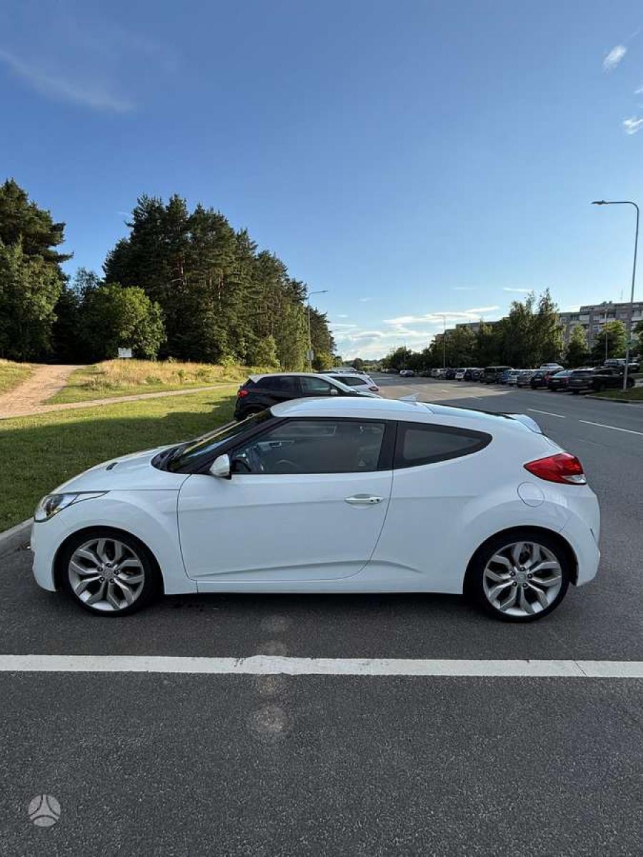 White Hyundai Veloster 2012 in Vilnius, with an engine capacity of 1.60 L and mileage of 210 thousand km for 5200 €, photo 3 on AUTOMOTO.COM.LV