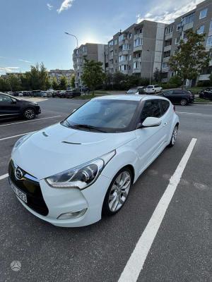 White Hyundai Veloster 2012 in Vilnius, with an engine capacity of 1.60 L and mileage of 210 thousand km for 5200 €, photo 4 on AUTOMOTO.COM.LV