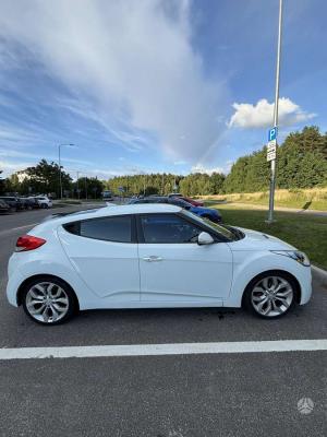 White Hyundai Veloster 2012 in Vilnius, with an engine capacity of 1.60 L and mileage of 210 thousand km for 5200 €, photo 5 on AUTOMOTO.COM.LV