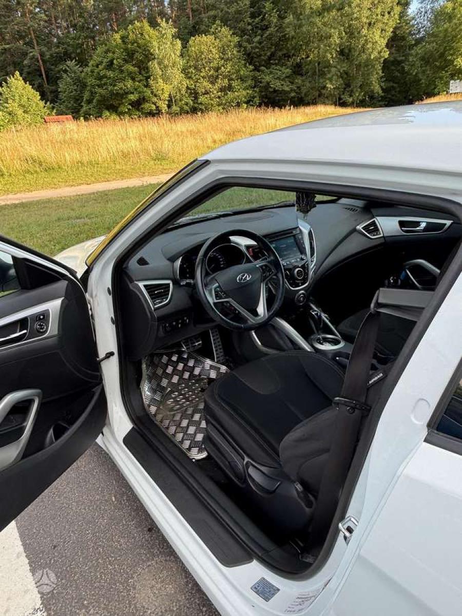 White Hyundai Veloster 2012 in Vilnius, with an engine capacity of 1.60 L and mileage of 210 thousand km for 5200 €, photo 6 on AUTOMOTO.COM.LV
