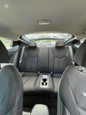 White Hyundai Veloster 2012 in Vilnius, with an engine capacity of 1.60 L and mileage of 210 thousand km for 5200 €, photo 7 on AUTOMOTO.COM.LV