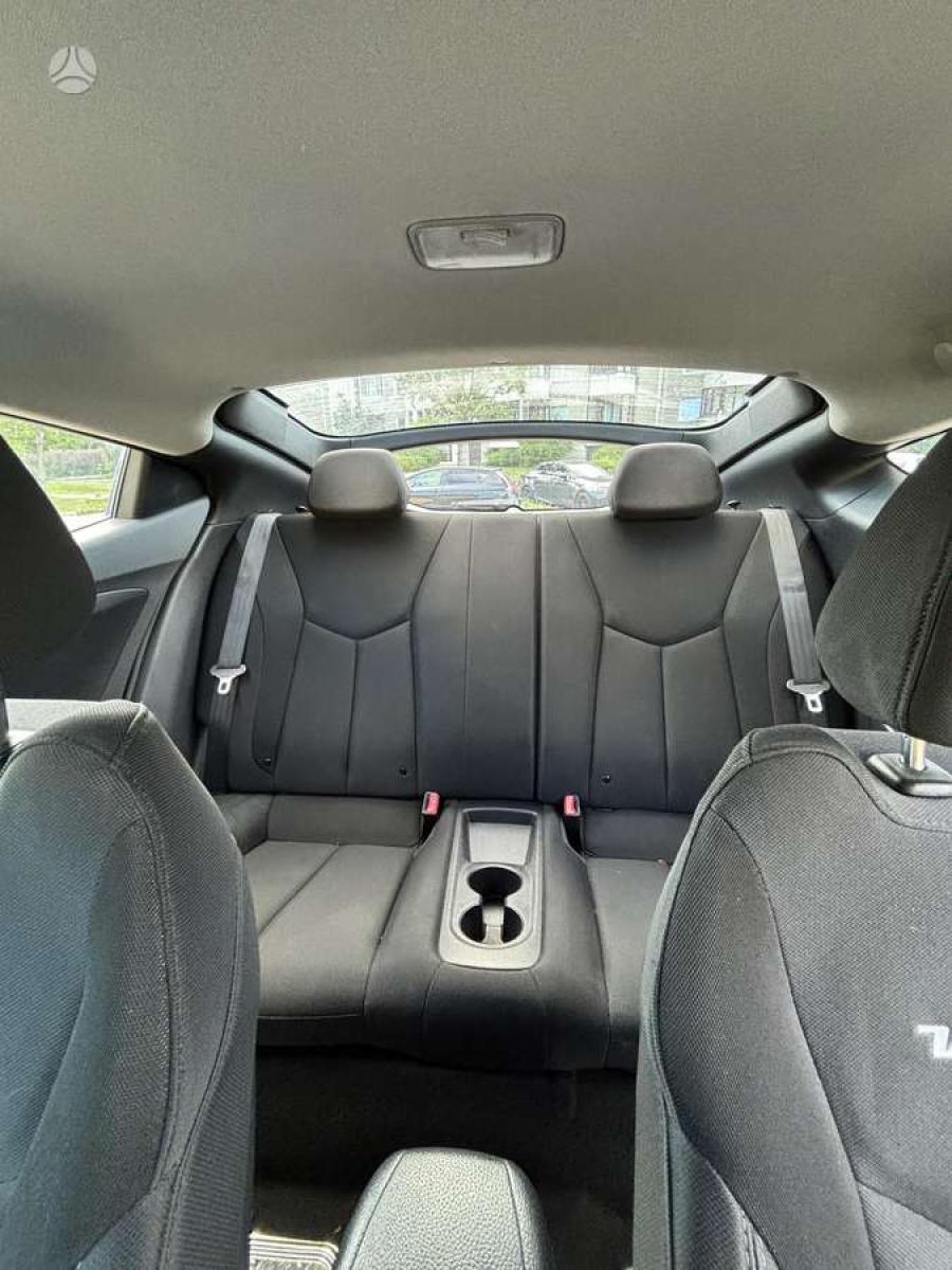 White Hyundai Veloster 2012 in Vilnius, with an engine capacity of 1.60 L and mileage of 210 thousand km for 5200 €, photo 7 on AUTOMOTO.COM.LV