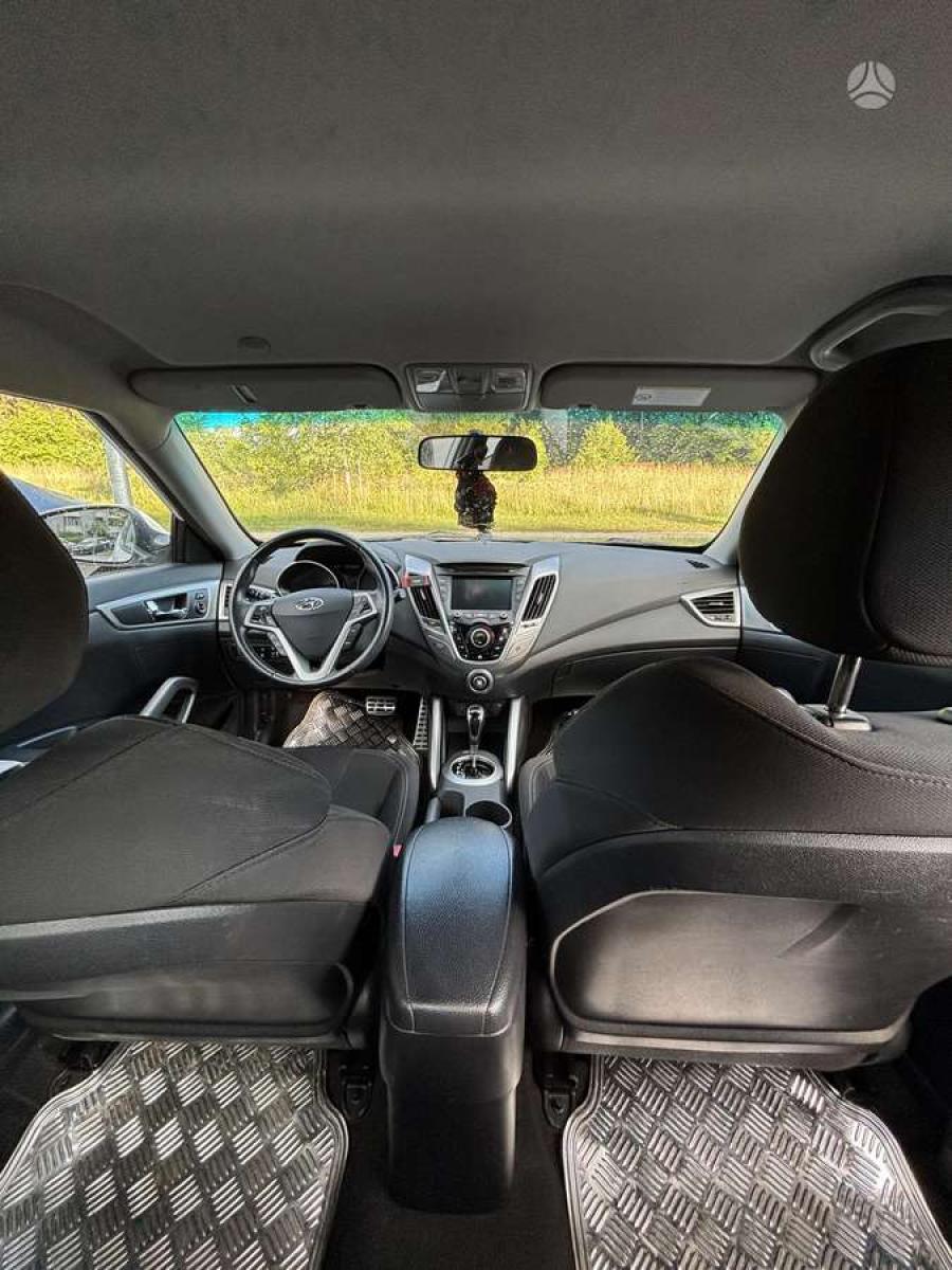 White Hyundai Veloster 2012 in Vilnius, with an engine capacity of 1.60 L and mileage of 210 thousand km for 5200 €, photo 8 on AUTOMOTO.COM.LV
