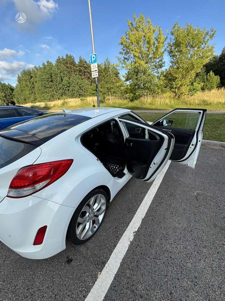 White Hyundai Veloster 2012 in Vilnius, with an engine capacity of 1.60 L and mileage of 210 thousand km for 5200 €, photo 9 on AUTOMOTO.COM.LV