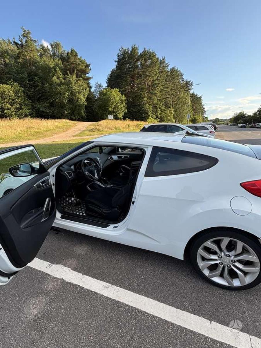 White Hyundai Veloster 2012 in Vilnius, with an engine capacity of 1.60 L and mileage of 210 thousand km for 5200 €, photo 10 on AUTOMOTO.COM.LV