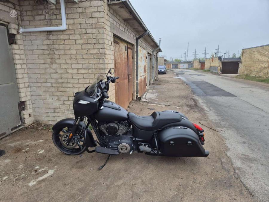 Black Indian Chieftain 2018 in Telschi, with an engine capacity of 1.90 L and mileage of 30 thousand km for 10000 €, photo 6 on AUTOMOTO.COM.LV