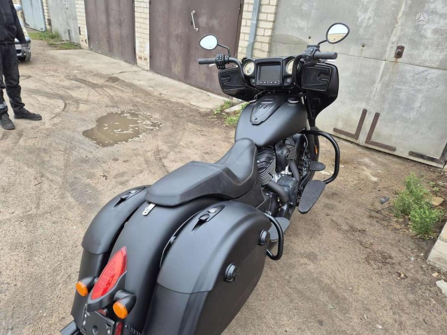 Black Indian Chieftain 2018 in Telschi, with an engine capacity of 1.90 L and mileage of 30 thousand km for 10000 €, photo 7 on AUTOMOTO.COM.LV