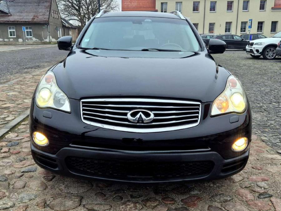Black Infiniti ex-30 2011 in Silute, with an engine capacity of 3.00 L and mileage of 180 thousand km for 7450 €, photo 5 on AUTOMOTO.COM.LV