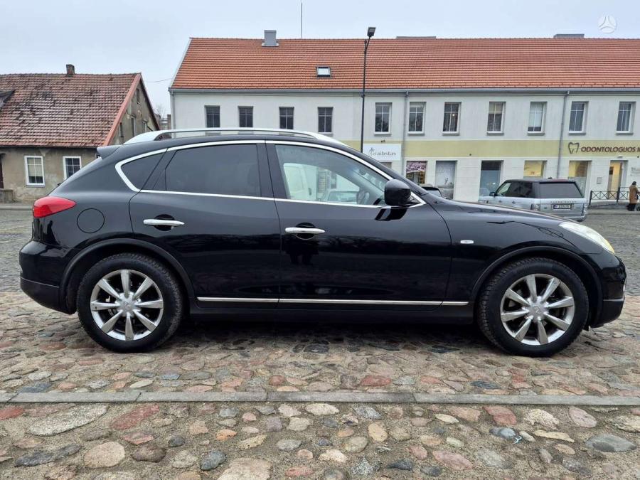 Black Infiniti ex-30 2011 in Silute, with an engine capacity of 3.00 L and mileage of 180 thousand km for 7450 €, photo 7 on AUTOMOTO.COM.LV
