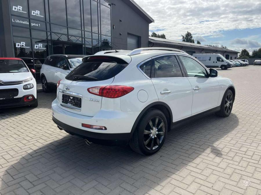 White Infiniti ex-30 2011 in Taurage, with an engine capacity of 3.00 L and mileage of 185 thousand km for 7700 €, photo 8 on AUTOMOTO.COM.LV