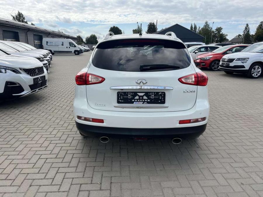 White Infiniti ex-30 2011 in Taurage, with an engine capacity of 3.00 L and mileage of 185 thousand km for 7700 €, photo 11 on AUTOMOTO.COM.LV