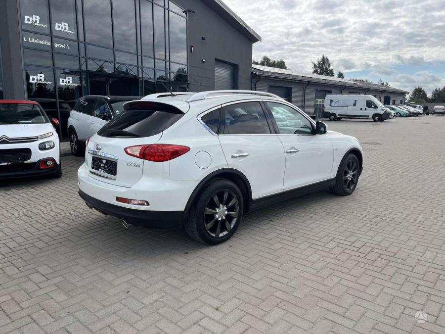 White Infiniti ex-30 2011 in Taurage, with an engine capacity of 3.00 L and mileage of 185 thousand km for 7700 €, photo 15 on AUTOMOTO.COM.LV