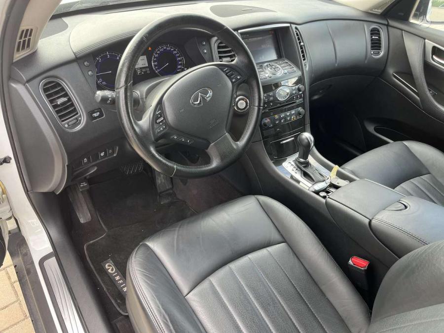 White Infiniti ex-30 2011 in Taurage, with an engine capacity of 3.00 L and mileage of 185 thousand km for 7700 €, photo 23 on AUTOMOTO.COM.LV