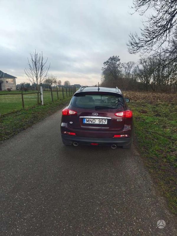 Red Infiniti EX 37 2013 in Taurage, with an engine capacity of 3.70 L and mileage of 130 thousand km for 7250 €, photo 4 on AUTOMOTO.COM.LV
