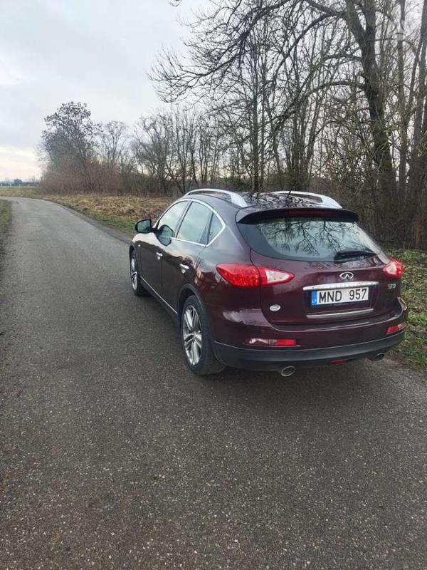 Red Infiniti EX 37 2013 in Taurage, with an engine capacity of 3.70 L and mileage of 130 thousand km for 7250 €, photo 5 on AUTOMOTO.COM.LV