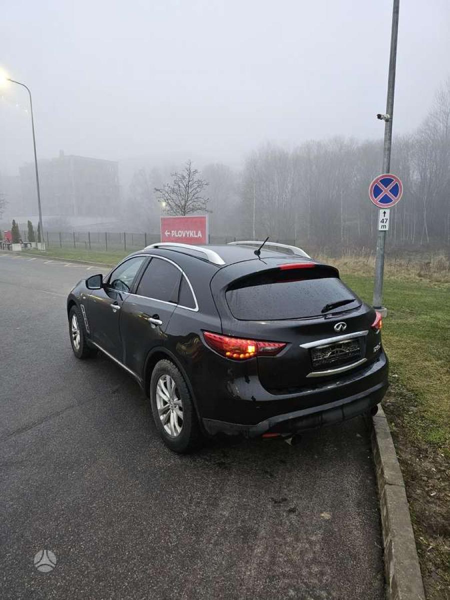 Black Infiniti fx-30 2011 in Vilnius, with an engine capacity of 2.99 L and mileage of 294 thousand km for 7500 €, photo 3 on AUTOMOTO.COM.LV