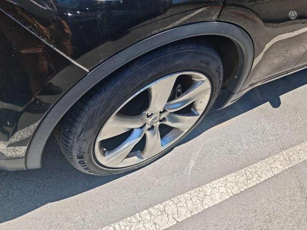 Black Infiniti fx-30 2011 in Vilnius, with an engine capacity of 3.00 L and mileage of 244 thousand km for 3800 €, photo 5 on AUTOMOTO.COM.LV