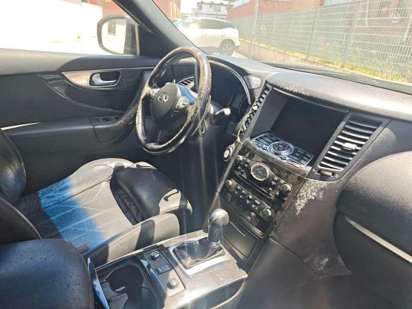 Black Infiniti fx-30 2011 in Vilnius, with an engine capacity of 3.00 L and mileage of 244 thousand km for 3800 €, photo 6 on AUTOMOTO.COM.LV