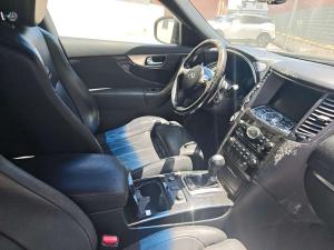 Black Infiniti fx-30 2011 in Vilnius, with an engine capacity of 3.00 L and mileage of 244 thousand km for 3800 €, photo 7 on AUTOMOTO.COM.LV