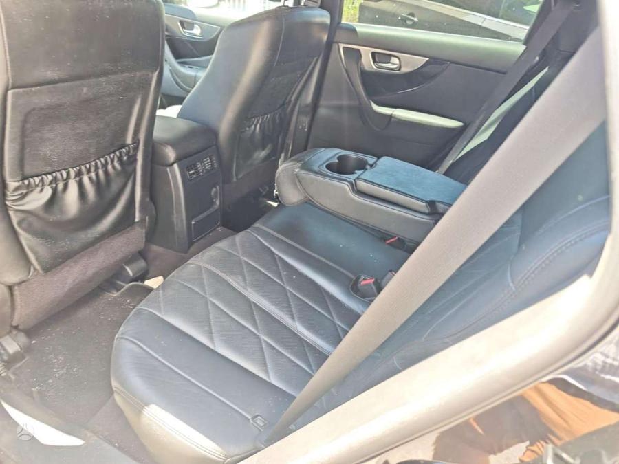 Black Infiniti fx-30 2011 in Vilnius, with an engine capacity of 3.00 L and mileage of 244 thousand km for 3800 €, photo 18 on AUTOMOTO.COM.LV