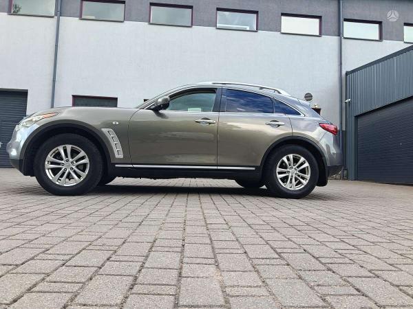 Pelēks Infiniti FX 35 2010 Viļņa, ar dzinēja tilpumu 3.50 L un nobraukumu 235 tūkst. km par 8500 €, foto 1 vietnē AUTOMOTO.COM.LV