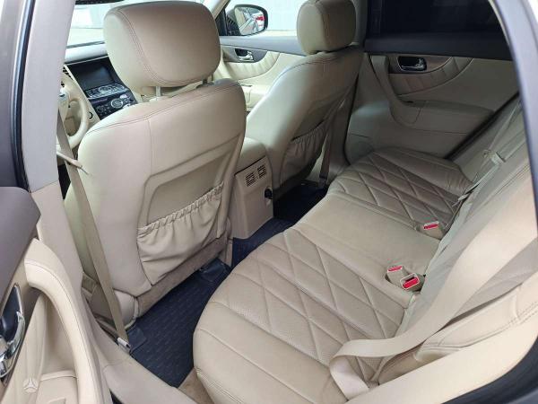Pelēks Infiniti FX 35 2010 Viļņa, ar dzinēja tilpumu 3.50 L un nobraukumu 235 tūkst. km par 8500 €, foto 7 vietnē AUTOMOTO.COM.LV