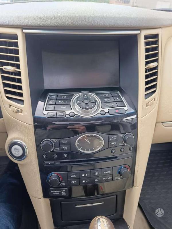 Pelēks Infiniti FX 35 2010 Viļņa, ar dzinēja tilpumu 3.50 L un nobraukumu 235 tūkst. km par 8500 €, foto 10 vietnē AUTOMOTO.COM.LV