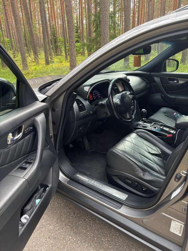 Grey Infiniti FX 35 2010 in Vilnius, with an engine capacity of 3.50 L and mileage of 295 thousand km for 9500 €, photo 9 on AUTOMOTO.COM.LV