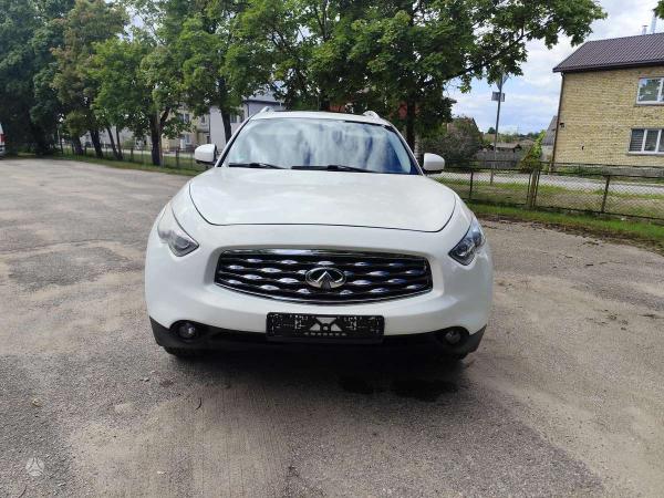 White Infiniti FX 35 2009 in Kelme, with an engine capacity of 3.50 L and mileage of 71 thousand km for 7500 €, photo 2 on AUTOMOTO.COM.LV